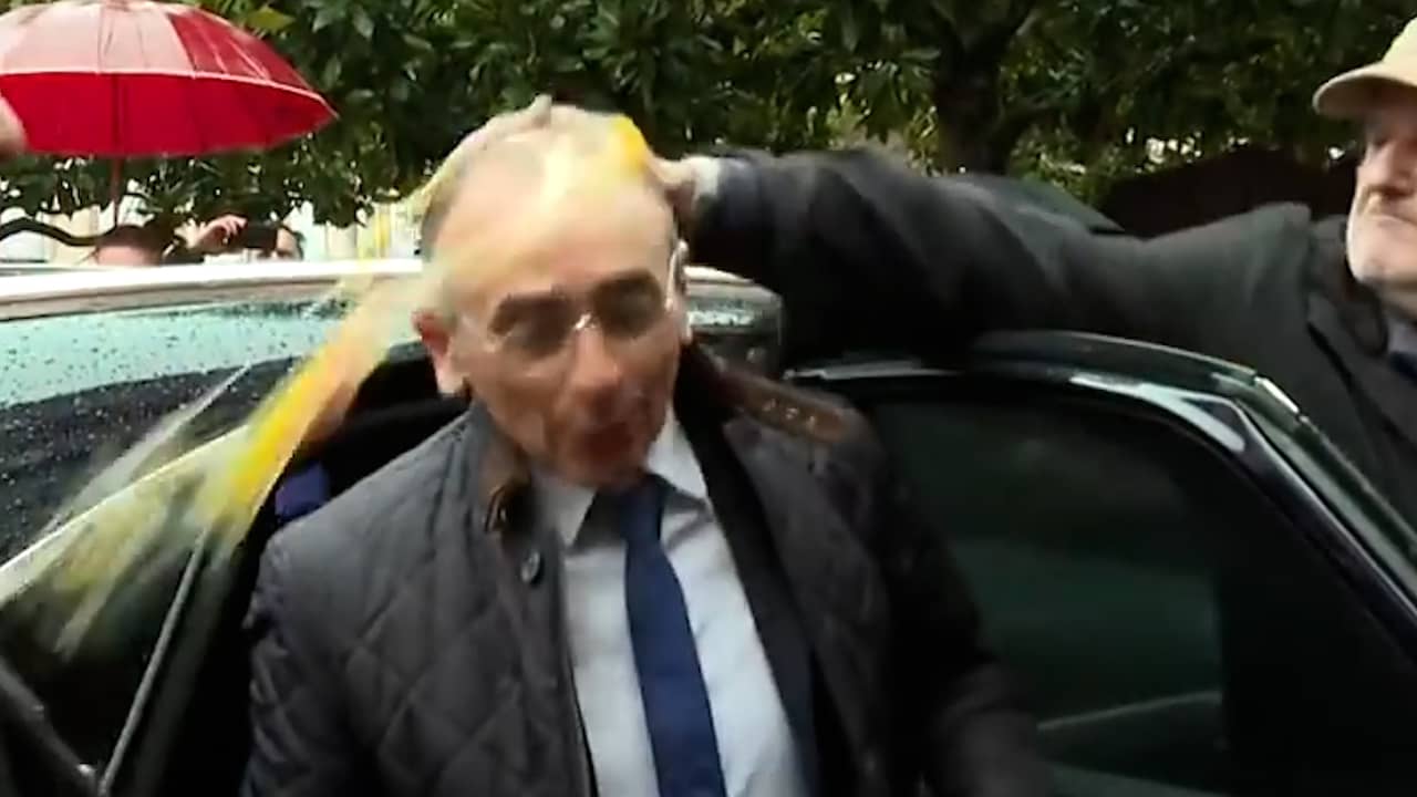 Betoger breekt ei op hoofd Franse presidentskandidaat | NU.nl