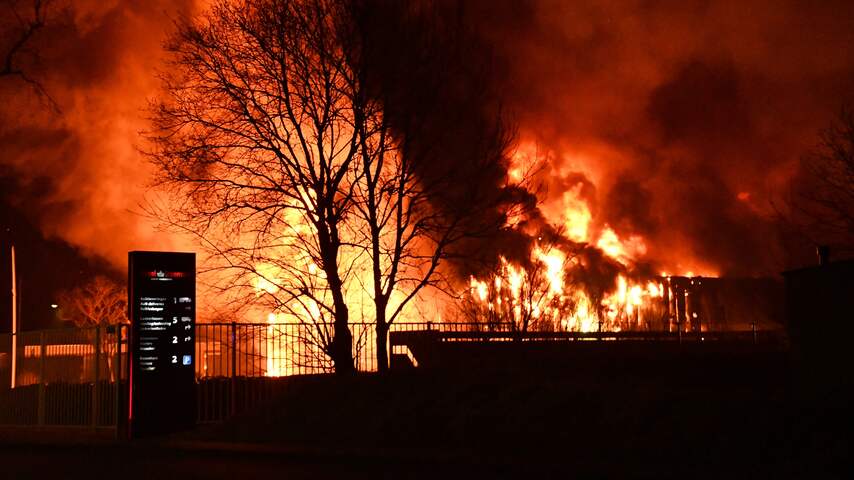 Franeker ruikt naar karamel door brand in snoepfabriek | Binnenland | NU.nl