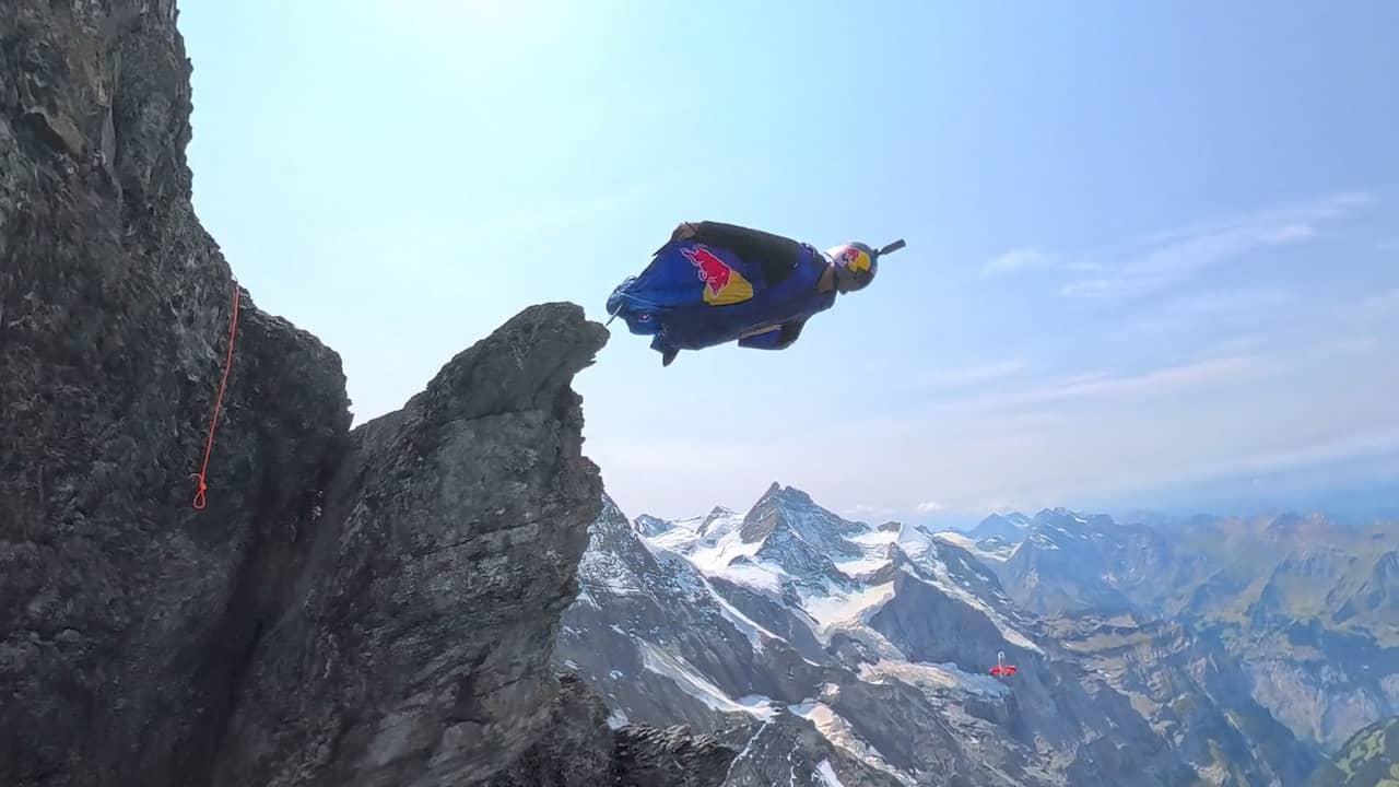 Wingsuitvlieger springt van Eiger en verbetert snelheidsrecord | NU.nl