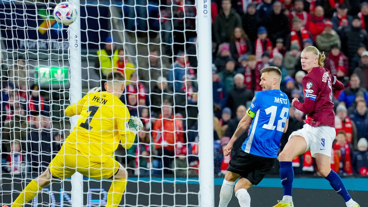 Haaland volleert de bal met verkeerde been snoeihard in het doel | NU.nl