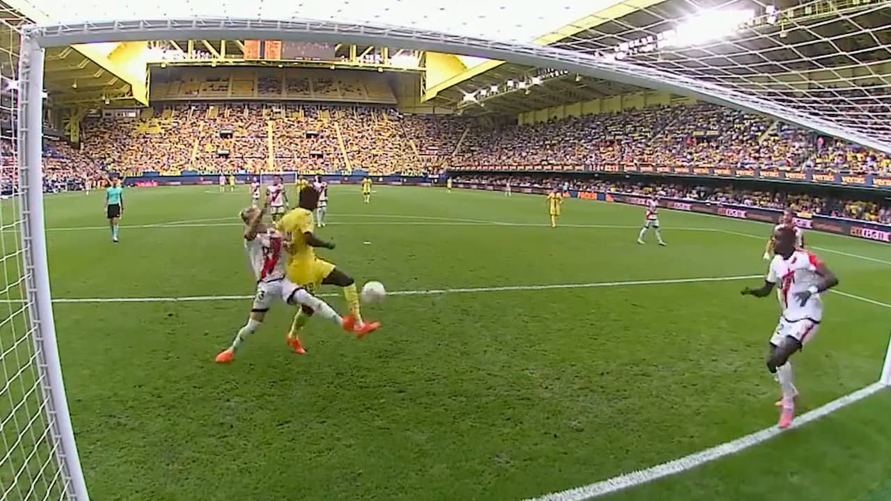 Villarreal-speler Pépé mist enorme kans op een meter afstand van leeg ...