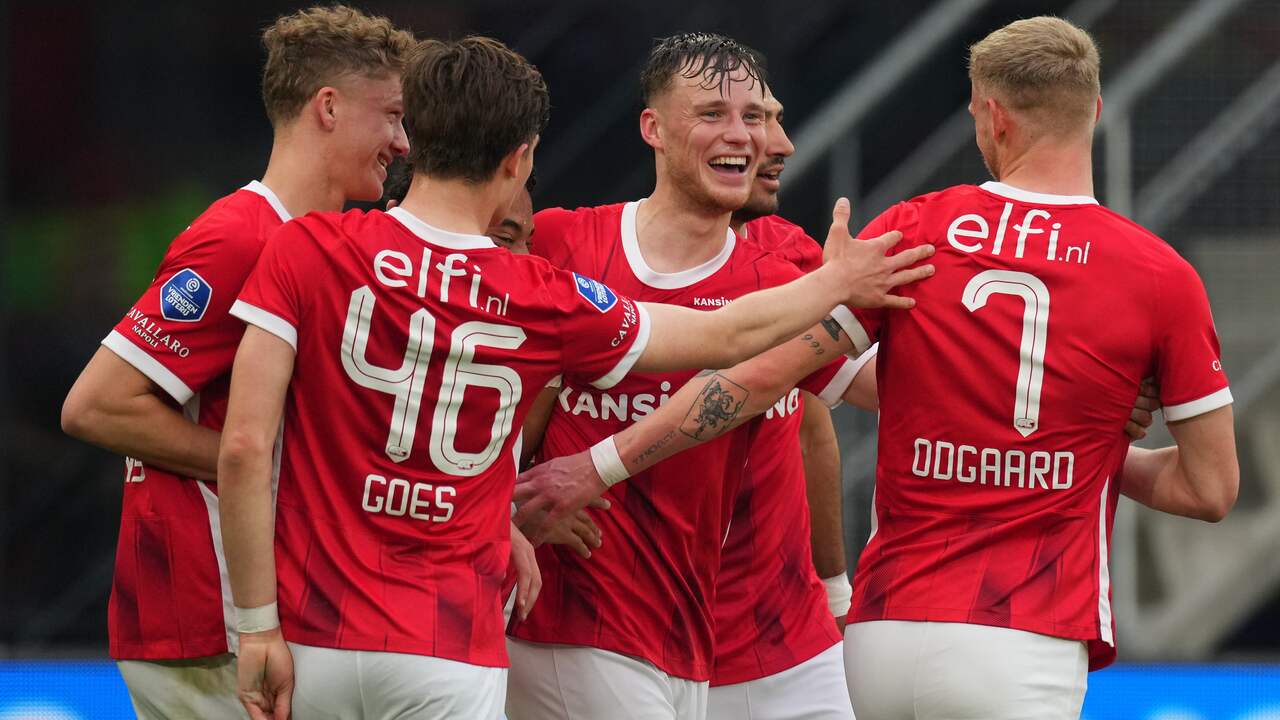 AZ maakt voor rust gehakt van FC Emmen en klimt naar derde plek in Eredivisie | Voetbal | NU.nl