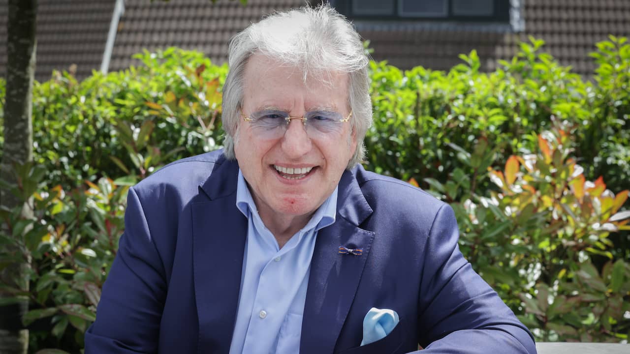 Lee Towers ontvangt op tachtigste verjaardag eerste editie van 'eigen ...