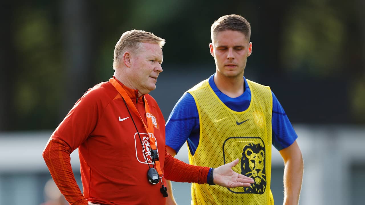 Koeman lacht om sneer Veerman in advertentie: 'Zal er wel aan hebben ...