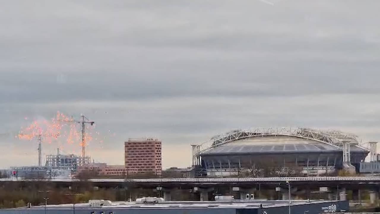 Weer vuurwerk bij ArenA tijdens wedstrijd Ajax-FC Groningen | NU.nl