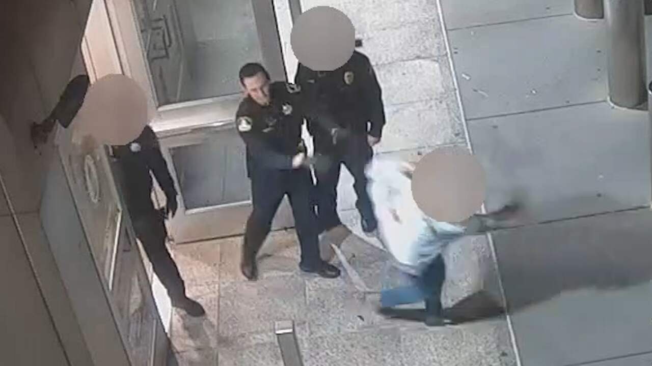 Agent gooit vrijgelaten 71-jarige vrouw op de grond in VS | NU.nl