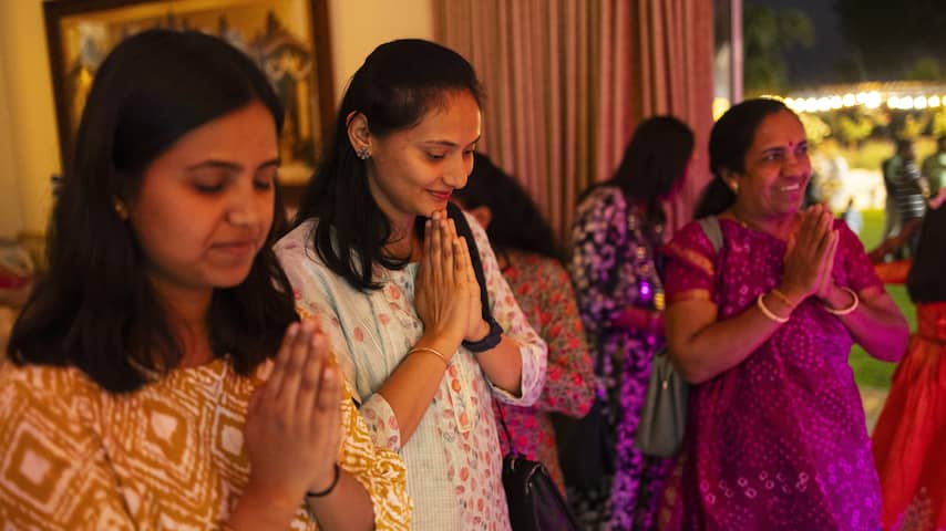 Hindoes vieren met vuurwerk en optochten Divali: het feest van het ...