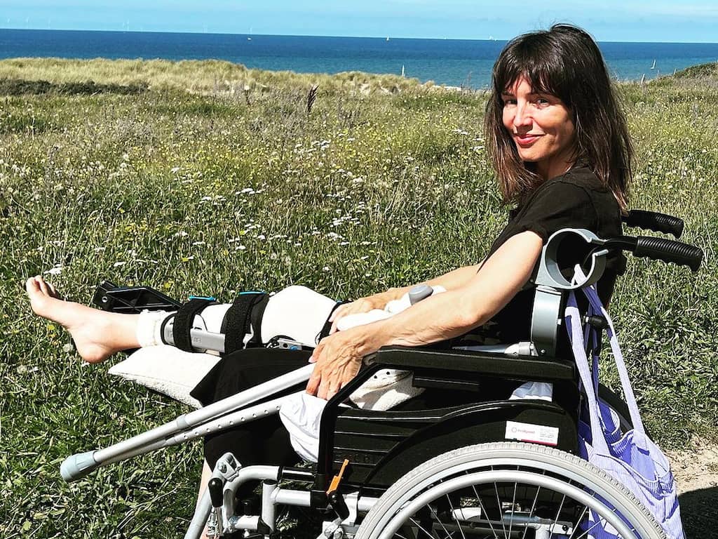 Daphne Bunskoek geeft update over gebroken knie: 'Kan nog lang niet ...
