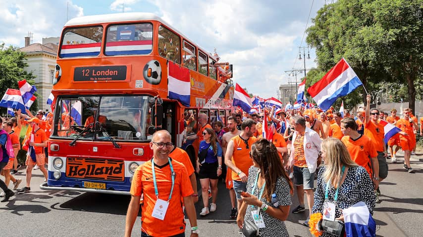 Bus van Oranjefans begint 56 dagen voor start WK voetbal aan reis naar ...