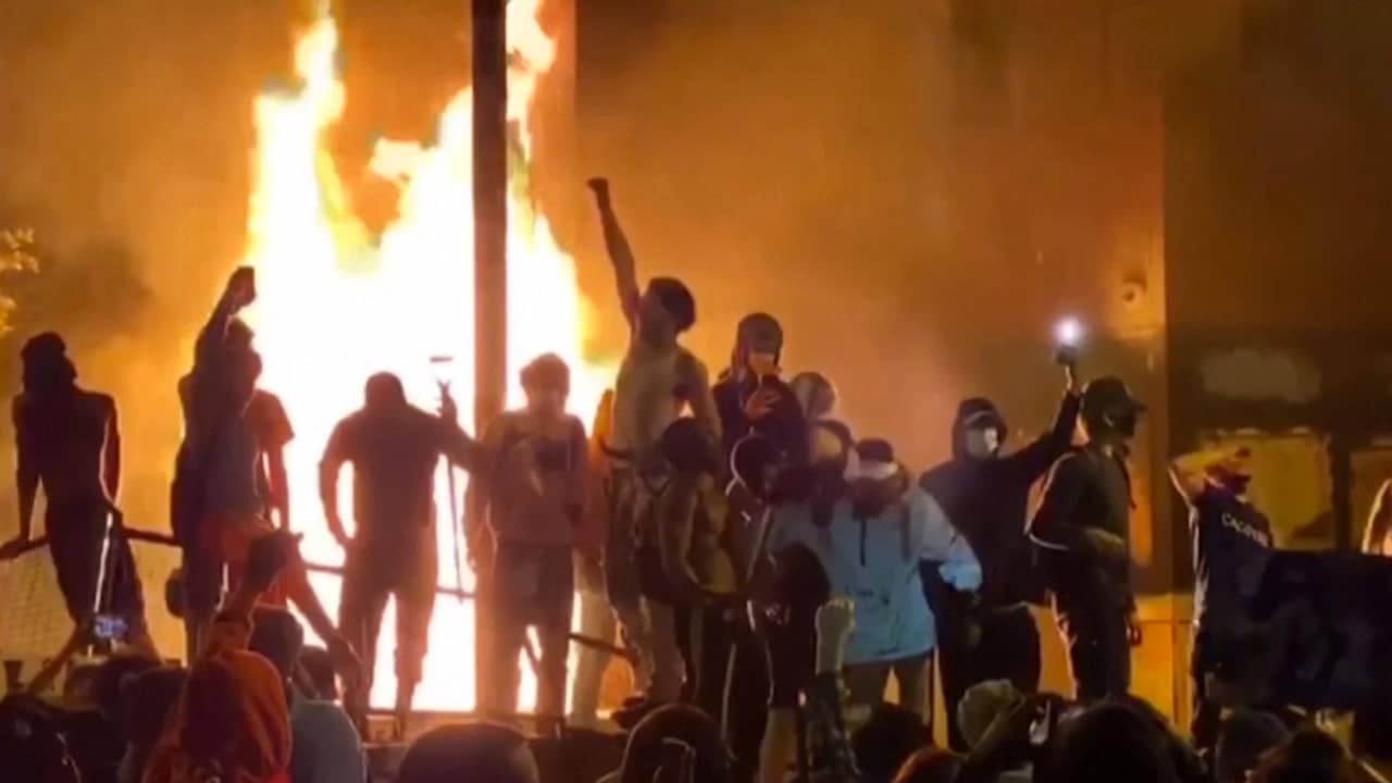 Protesten in Minneapolis worden feller, politiebureau in brand gestoken ...