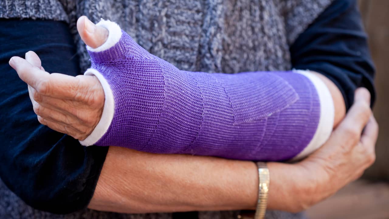 Spontaan je arm gebroken? 'Vraag arts naar botontkalking' | Gezondheid ...
