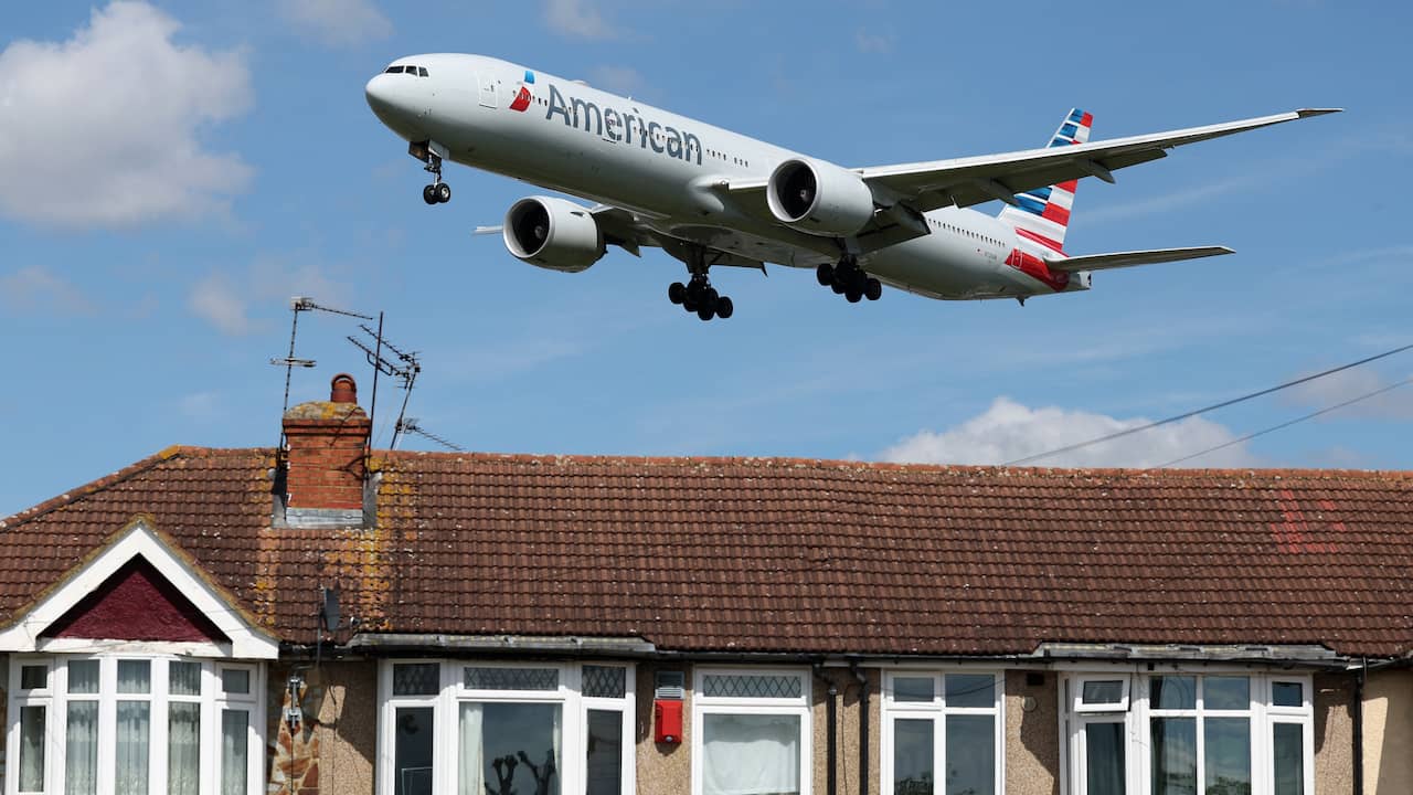Amerikaans luchtvaartbedrijf ziet 101-jarige vrouw steeds aan voor kind ...