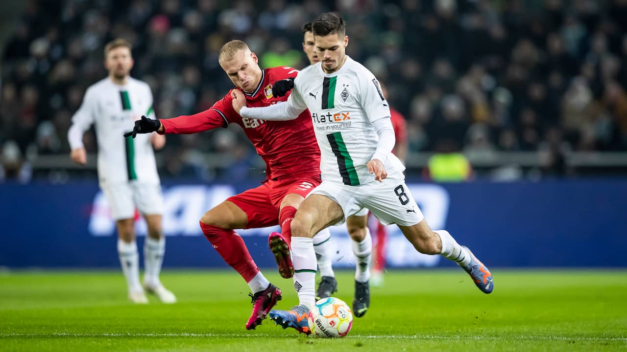 Bekijk hier de fraaie goal van Mitchel Bakker tegen Gladbach | NU.nl