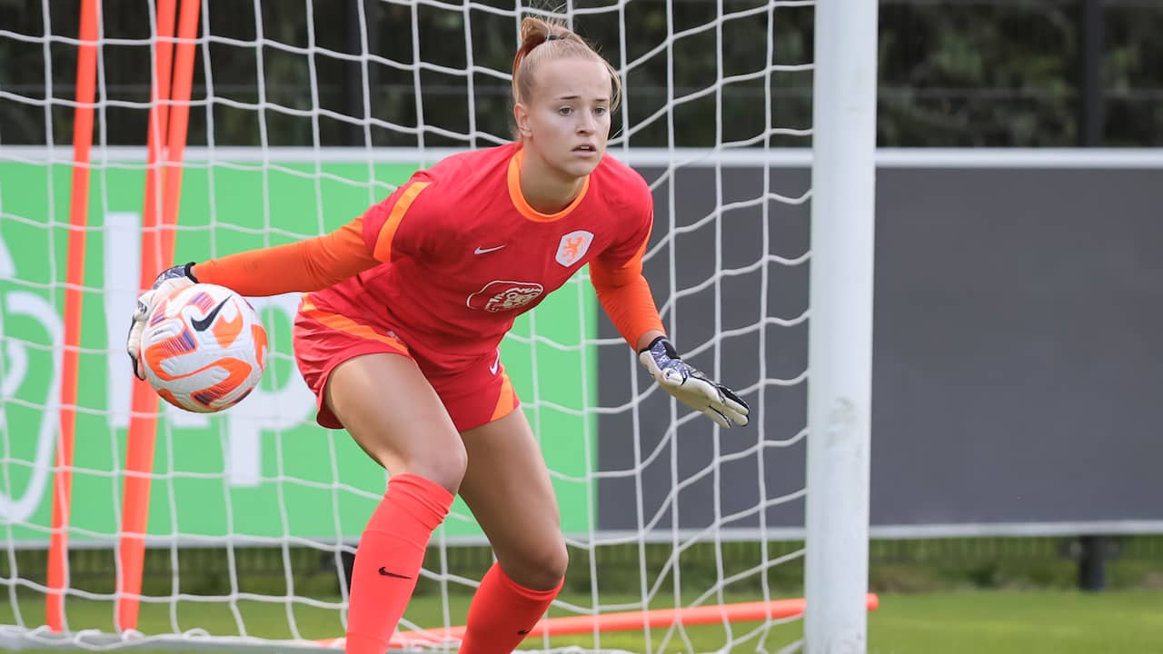 Van Domselaar begint aan tijdperk als eerste Oranjekeeper: 'Ik voel ...
