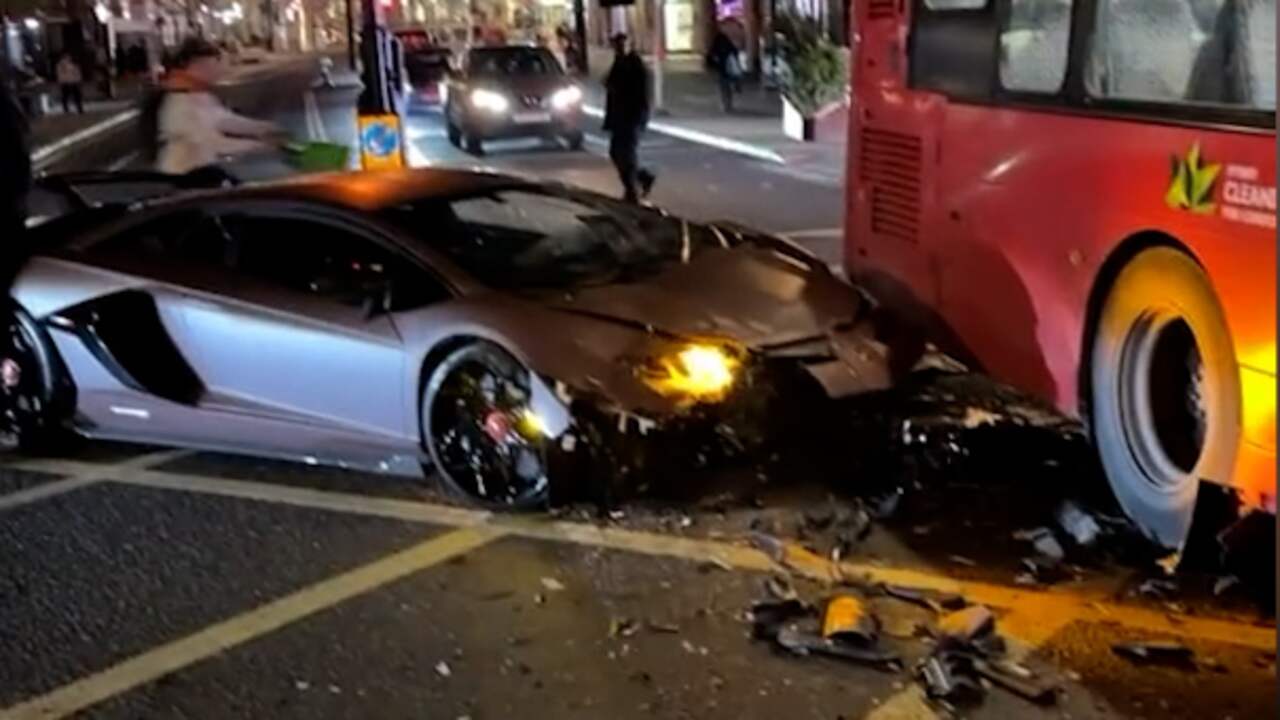 Lamborghini in de kreukels na botsing met Londense bus | NU.nl