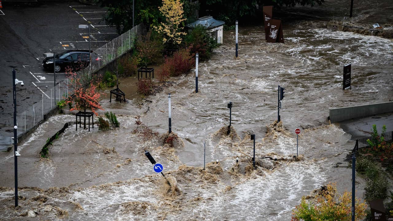 Ondergelopen straten en code rood in delen van Frankrijk door zware ...