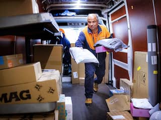 Minister wil PostNL toch dag extra de tijd geven om post te bezorgen ...