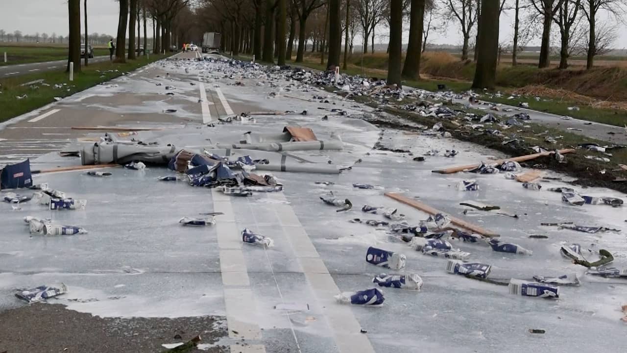 Kapotte pakken melk kriskras verspreid na ongeluk in Noord-Brabant | NU.nl