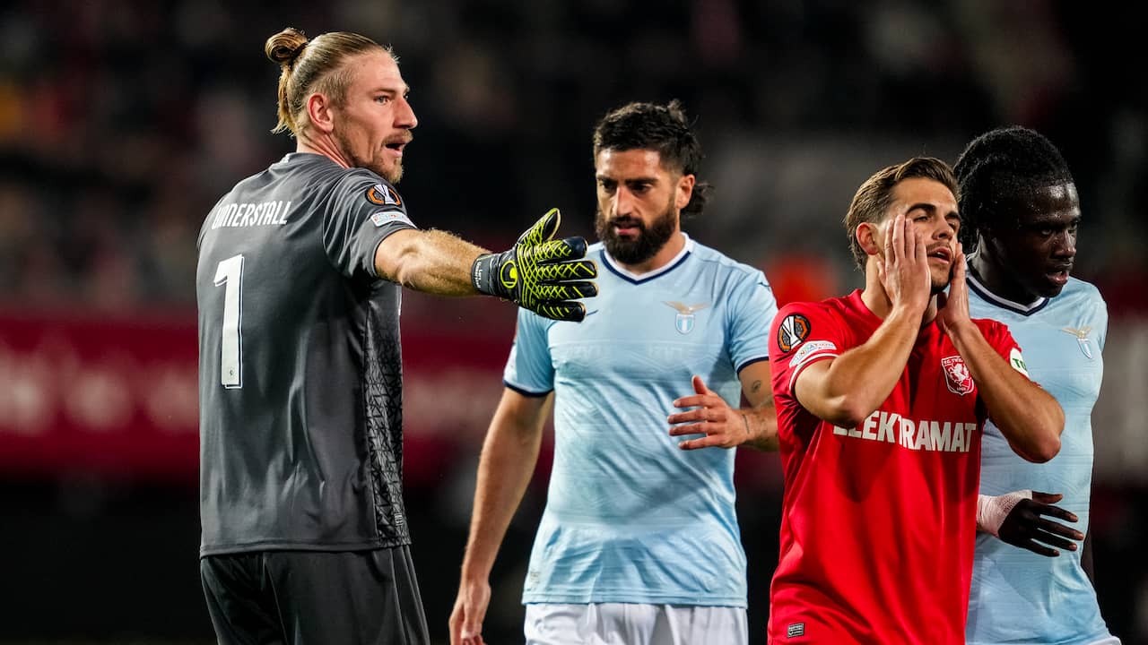 Tiental FC Twente buigt voor Lazio na nieuwe fout van doelman ...