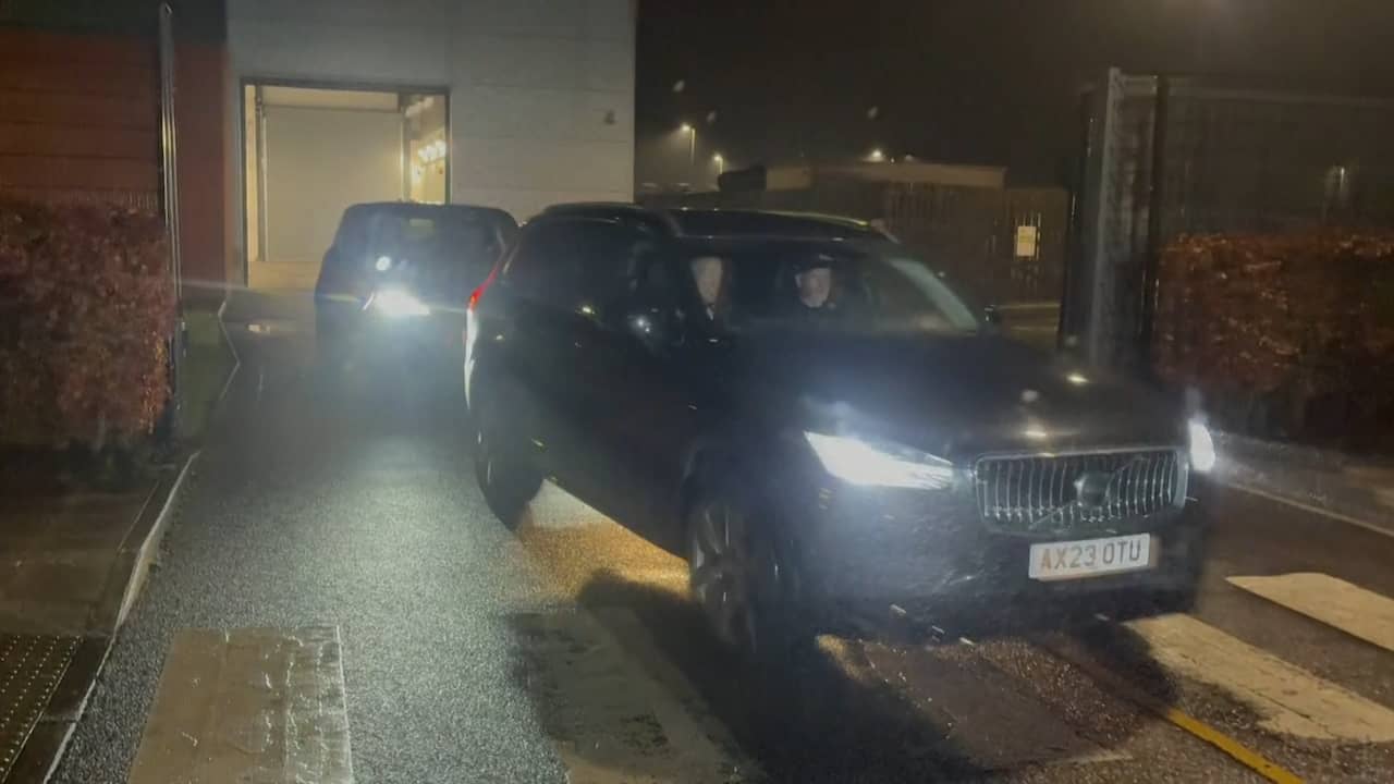 Auto met voormalige prins Andrew verlaat politiestation in Engeland | NU.nl