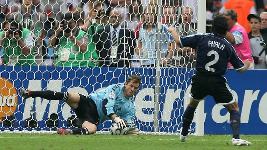 De keeper die een briefje uit zijn sok haalde bij een penaltyserie op ...