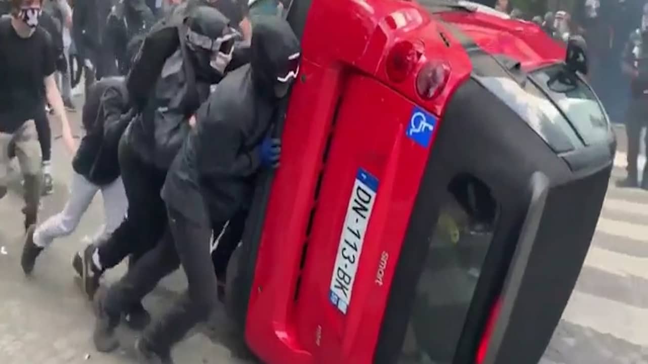 Rellen in Parijs: demonstranten duwen Smart door de straten | NU.nl
