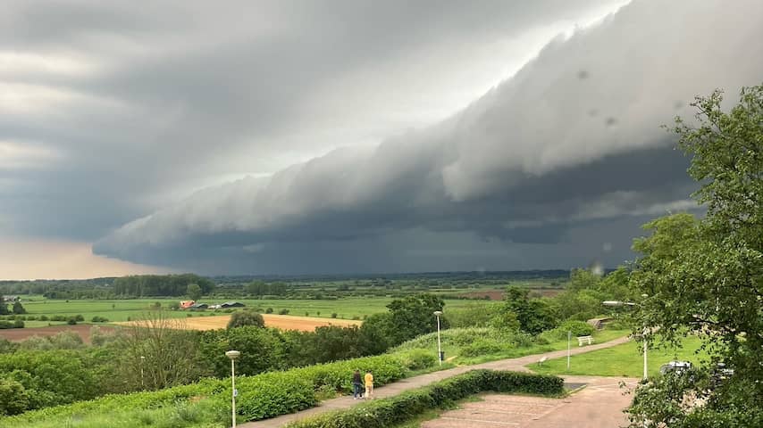 Noodweer levert Nederland bijzondere wolk op: 'Verschijnt eens in de ...