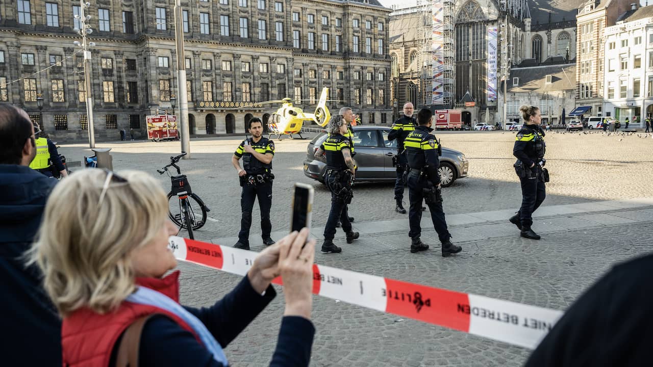 Man krijgt heldenspeld voor overmeesteren verdachte van steekpartij Amsterdam | Binnenland | NU.nl