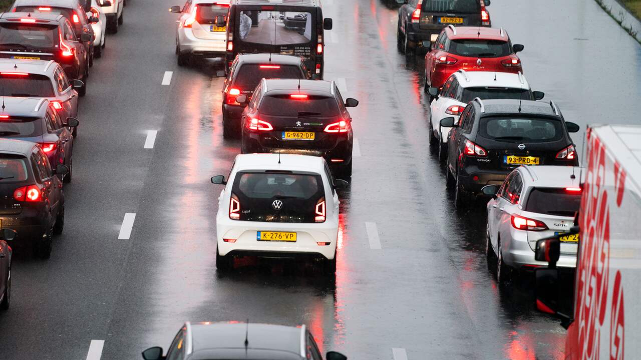 Verkeerschaos rond het Rutbeek, mensen uren in de file op weg naar ...