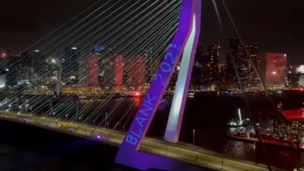 Zes maanden cel voor projecteren racistische teksten op Erasmusbrug ...
