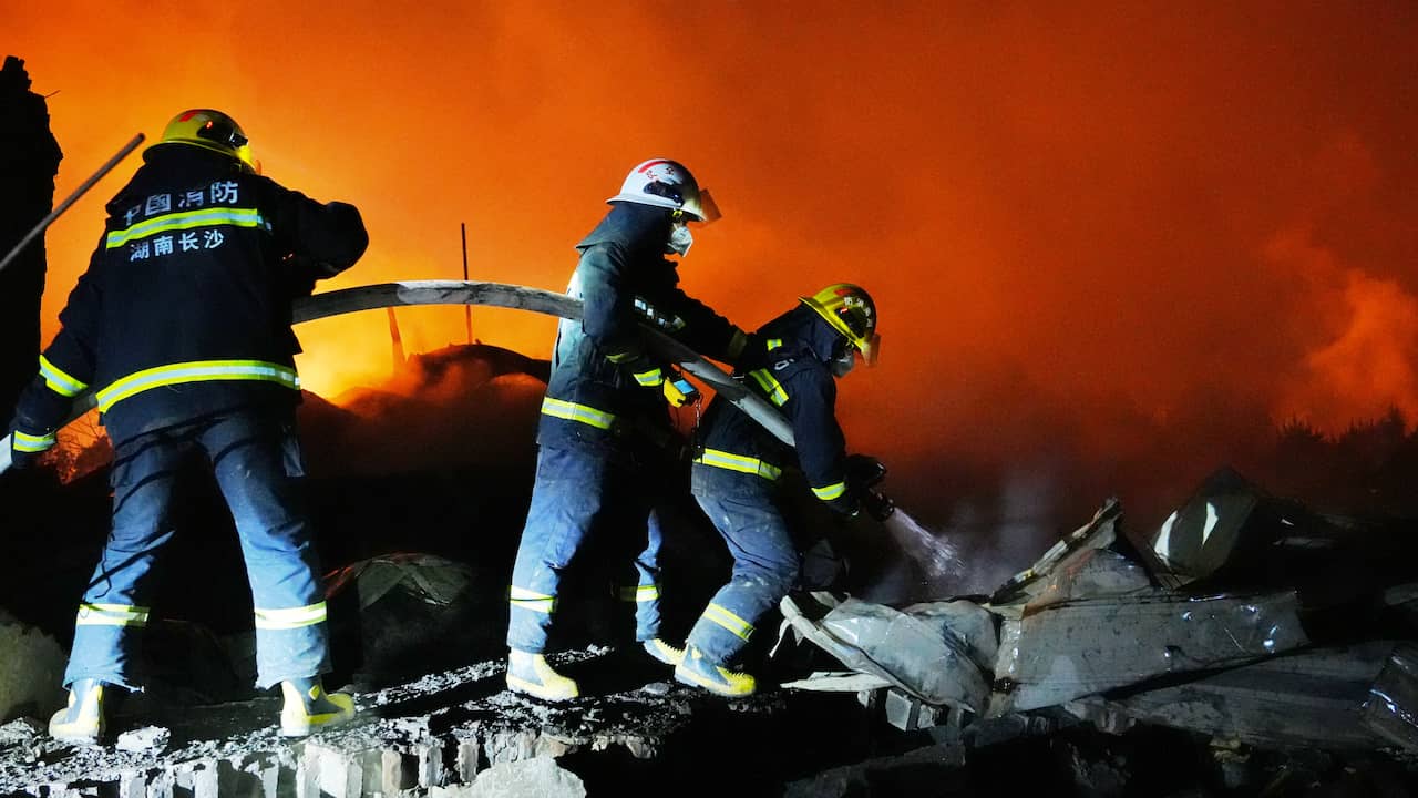 Zeker 21 doden en tientallen gewonden bij explosie vuurwerkfabriek in ...
