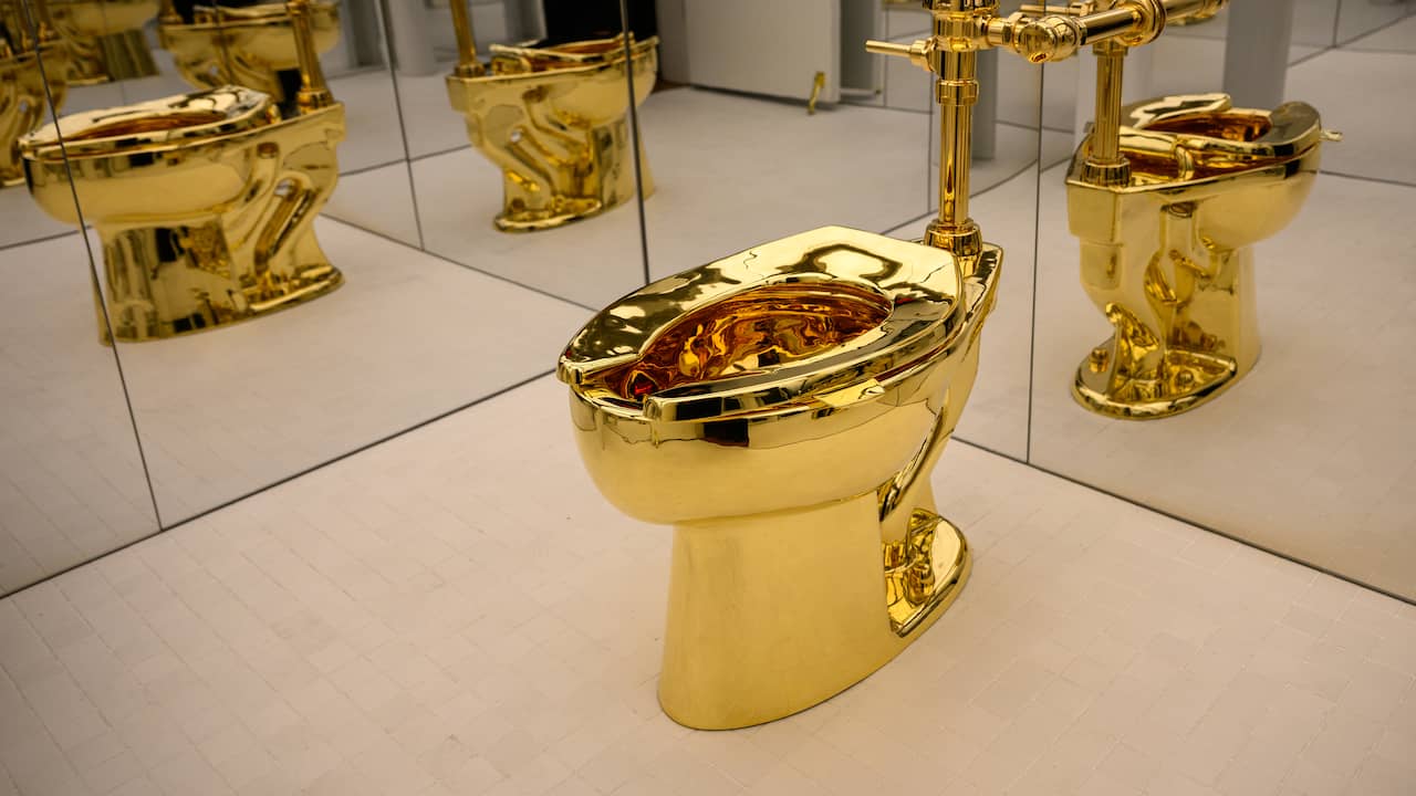 Gouden toilet van Maurizio Cattelan geveild voor 12 miljoen dollar ...