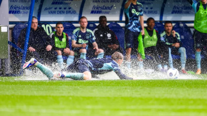 Ajax hekelt 'onbespeelbaar' veld door regen: 'Gebrek aan respect van ...