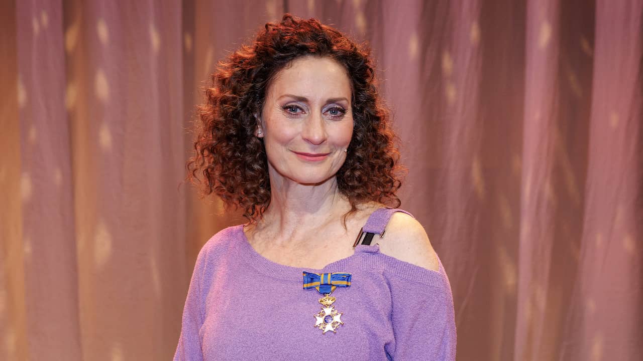 Zangeres en musicalactrice Pia Douwes ontvangt koninklijke ...