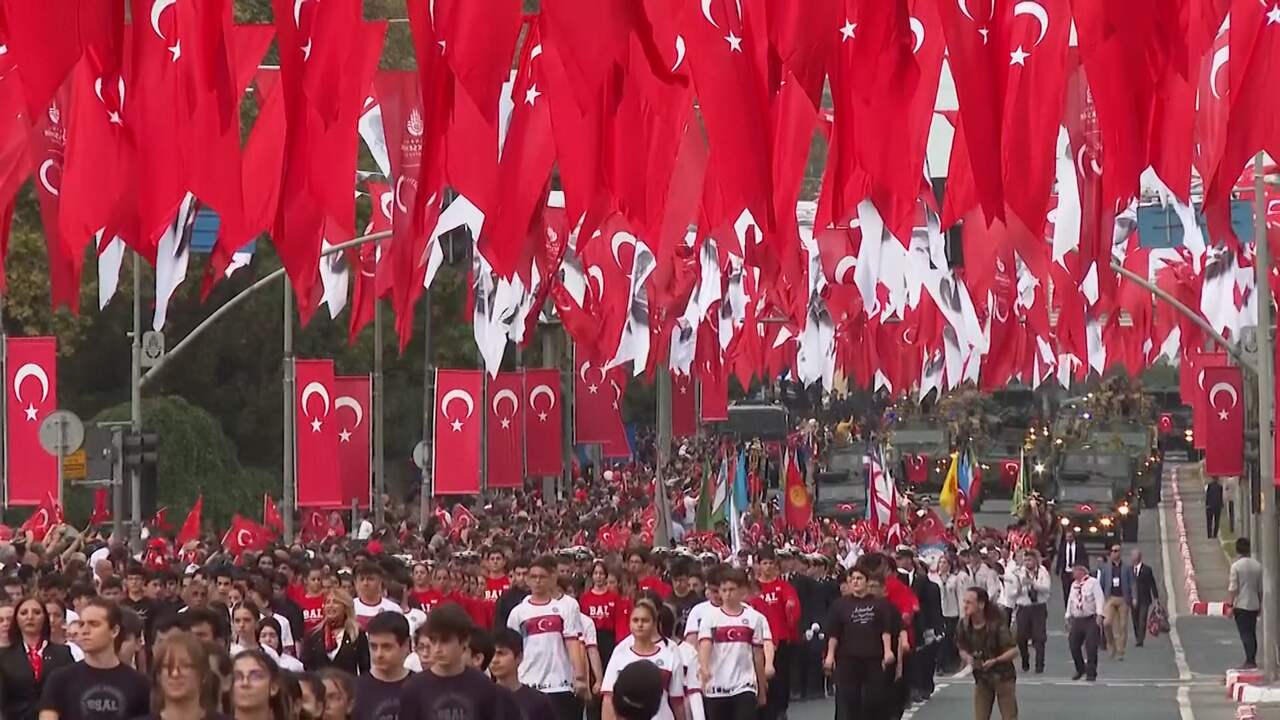 Republiek Turkije viert honderdjarig bestaan met militaire parade | NU.nl