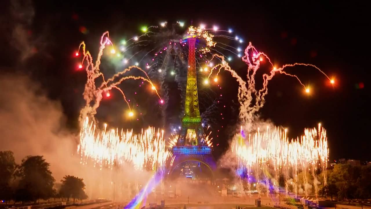 Vuurpijlen schieten uit Eiffeltoren op Franse feestdag | NU.nl