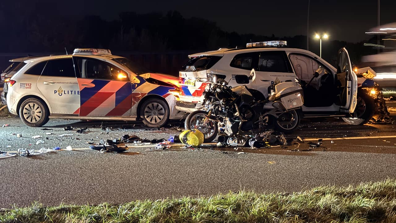 Twee agenten zwaargewond door aanrijding met gestolen voertuig op A2 ...