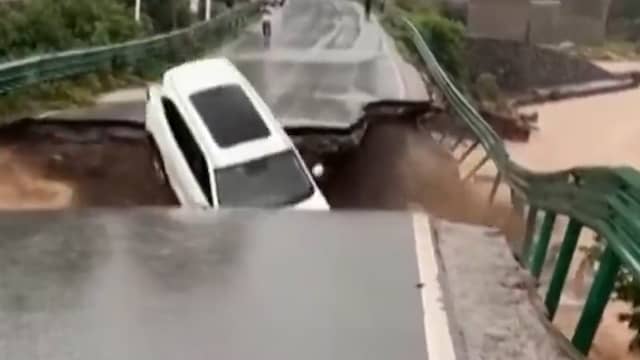 Auto wordt meegesleept in rivier nadat brug is ingestort | NU.nl