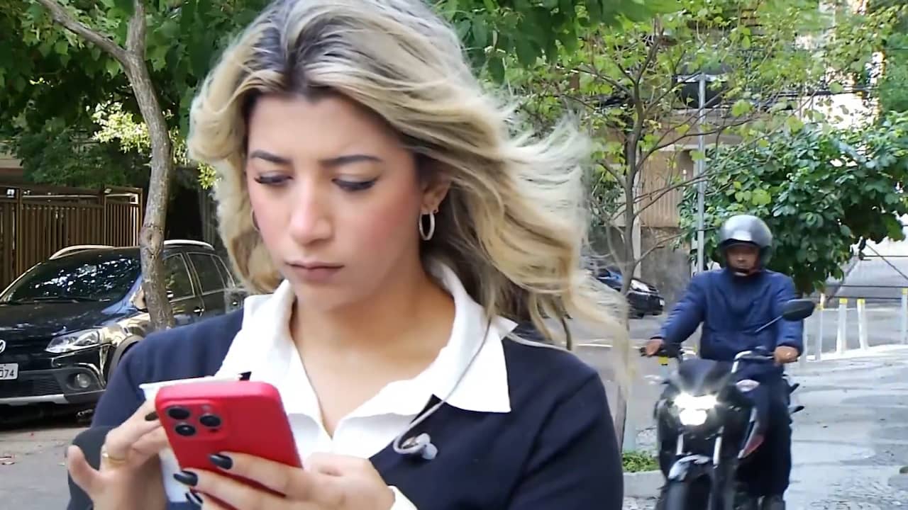 Dief op motor probeert telefoon Braziliaanse verslaggever te stelen | NU.nl