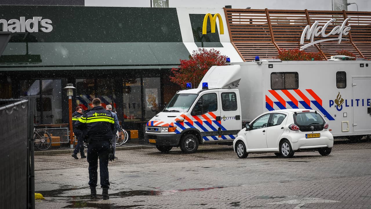 Verdachte dubbele McDonald's-moord in Zwolle zwijgt tijdens rechtszaak ...