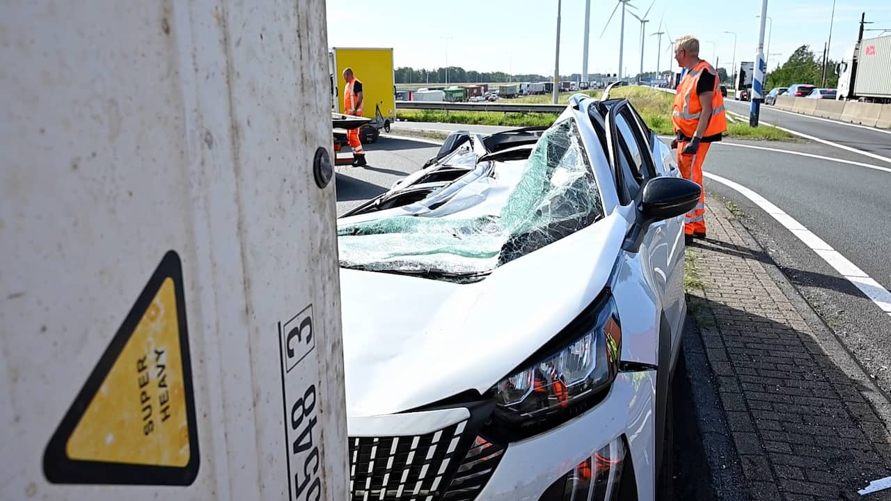 Hulpdiensten kantelen vrachtwagen die auto plet op A15 | NU.nl