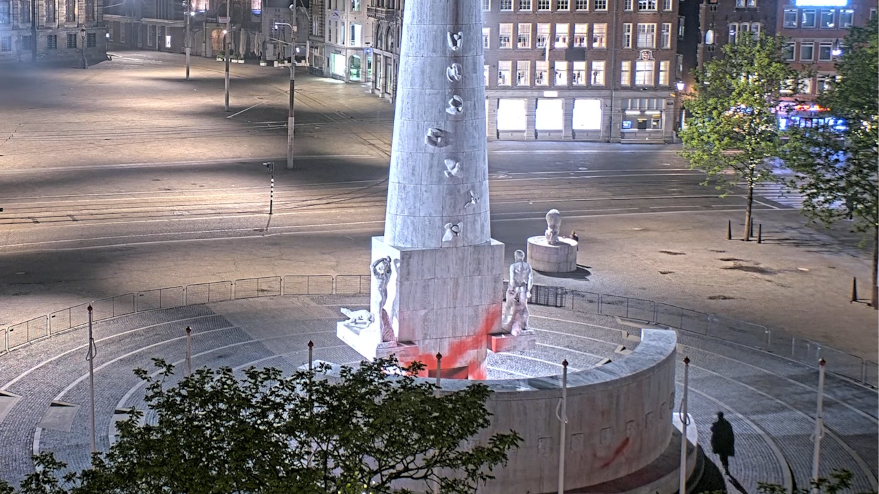 Politie zoekt drie verdachten voor bekladding Nationaal Monument op de ...