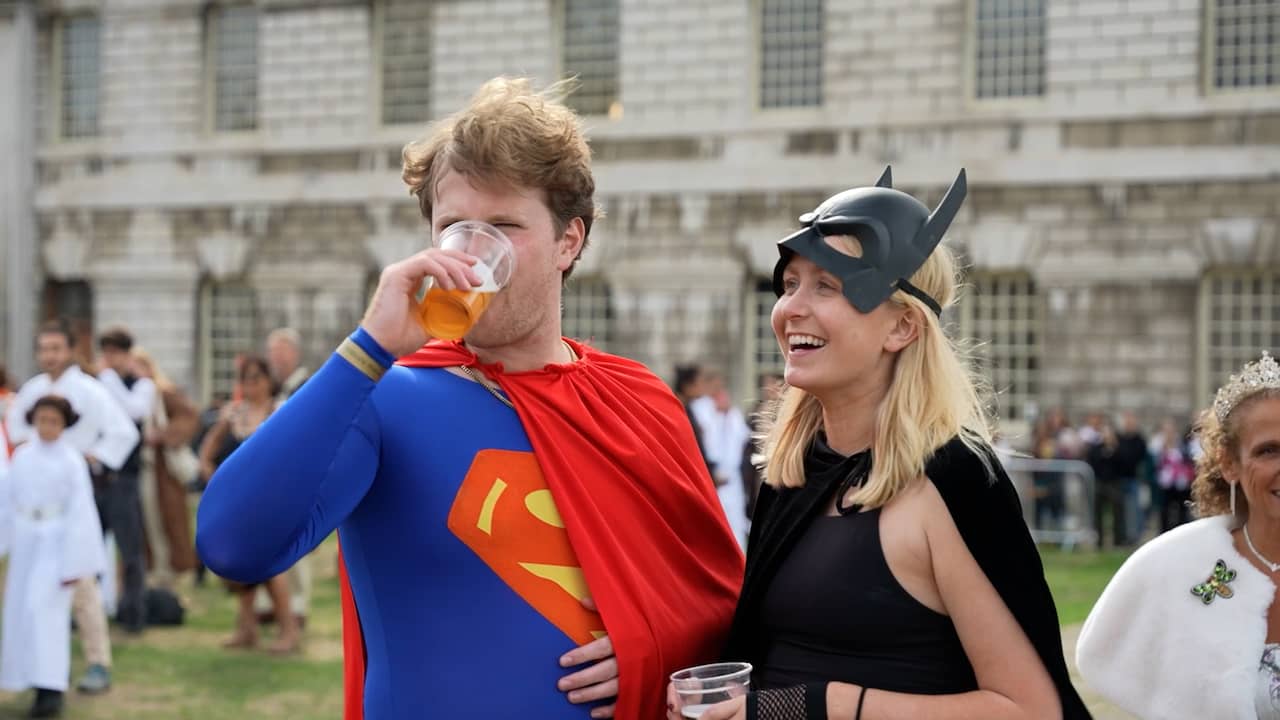 Superman drinkt een biertje met Batwoman bij recordpoging | NU.nl