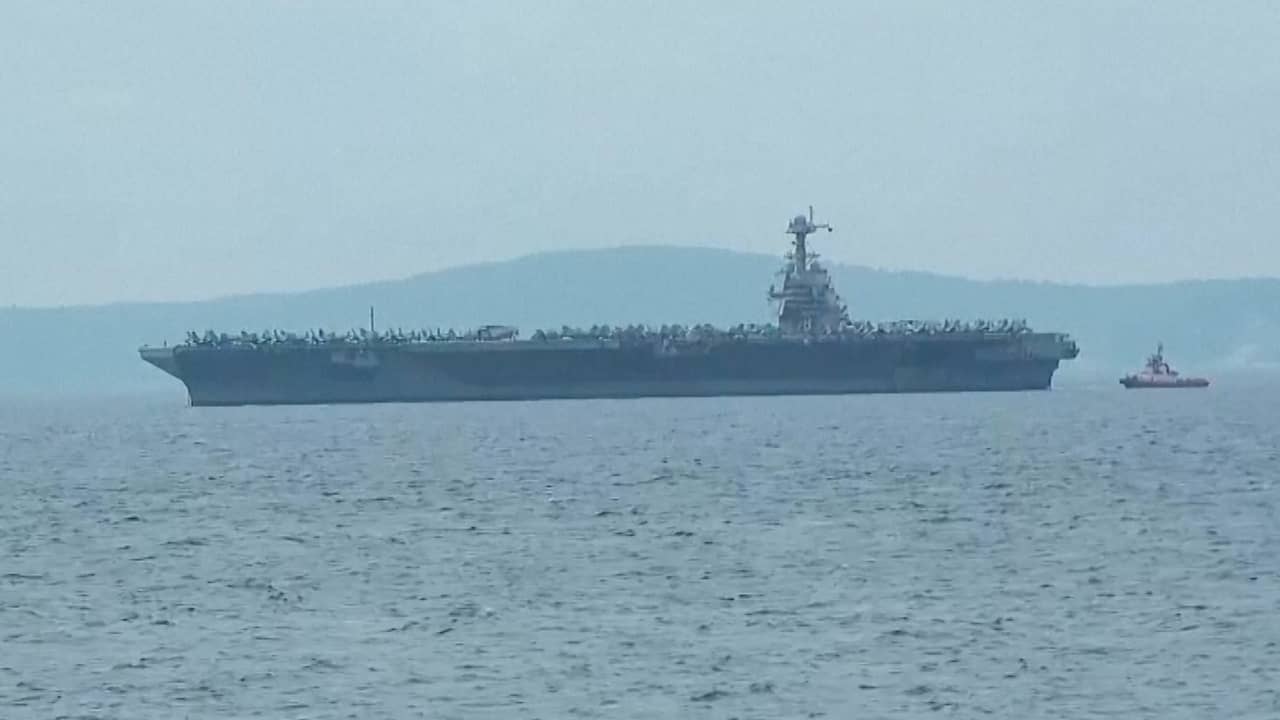 Grootste vliegdekschip ter wereld ligt voor anker in Kroatische haven ...