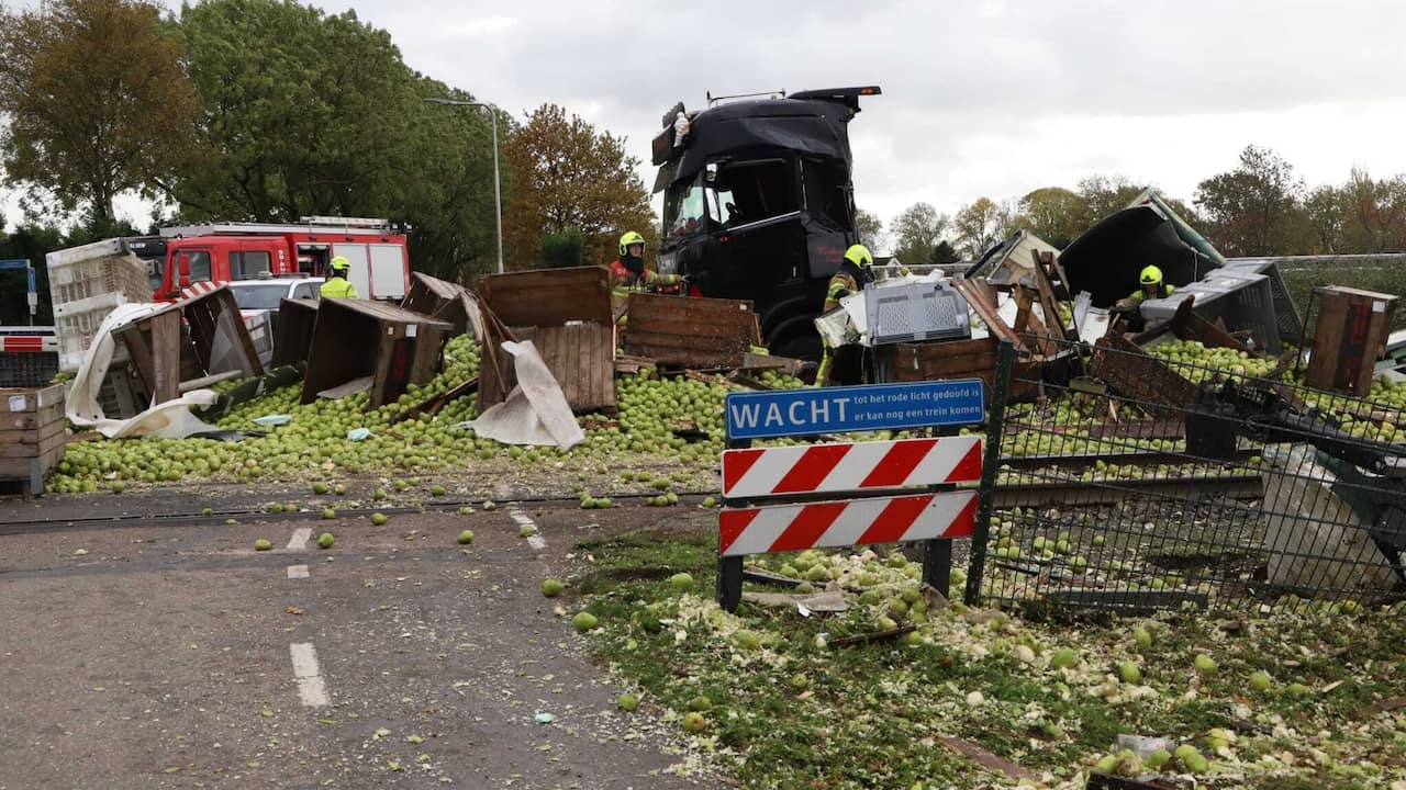 Trein ontspoord na botsing met vrachtwagen, vijf personen lichtgewond ...