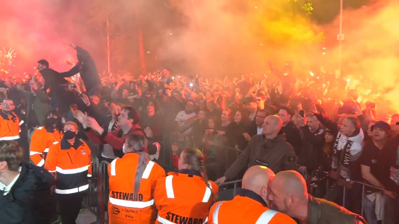 Duizenden NEC-supporters feesten na promotie van hun club | NU.nl