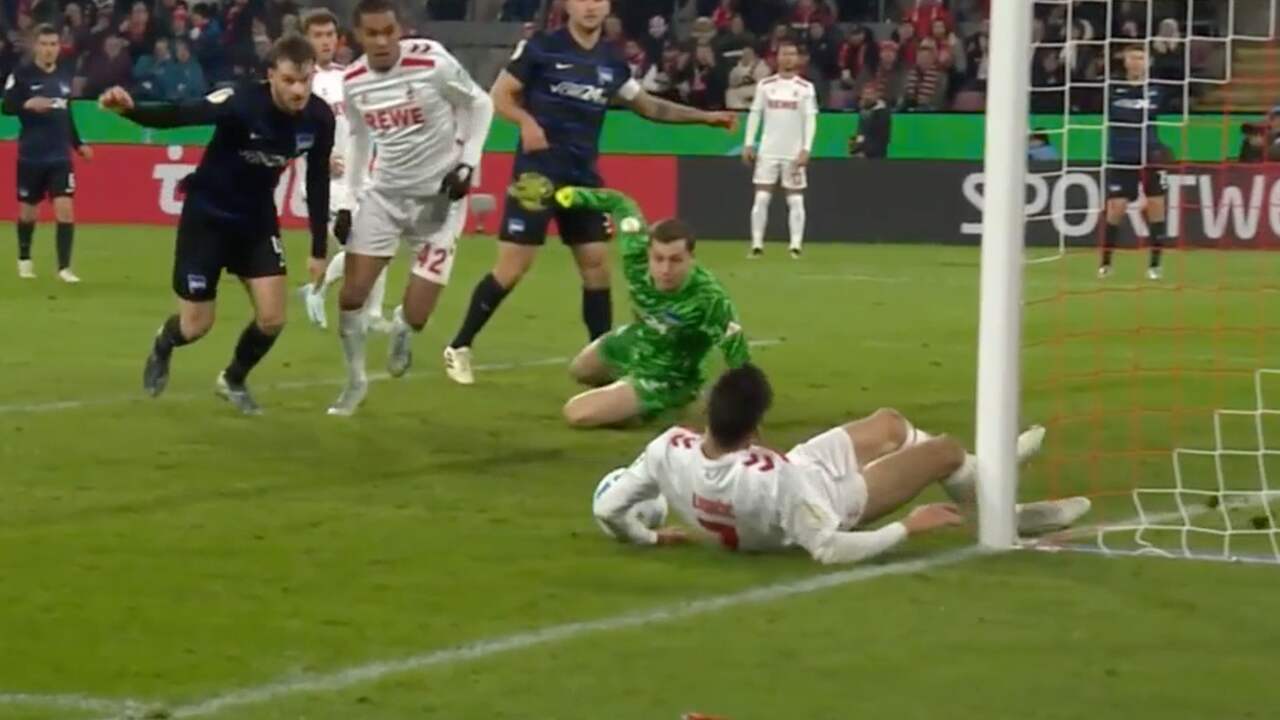 FC Köln-speler struikelt over bal voor open doel in bekerduel | NU.nl