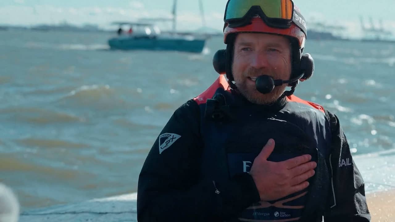 Ewan McGregor vaart mee op razendsnelle SailGP-raceboot in New York | NU.nl