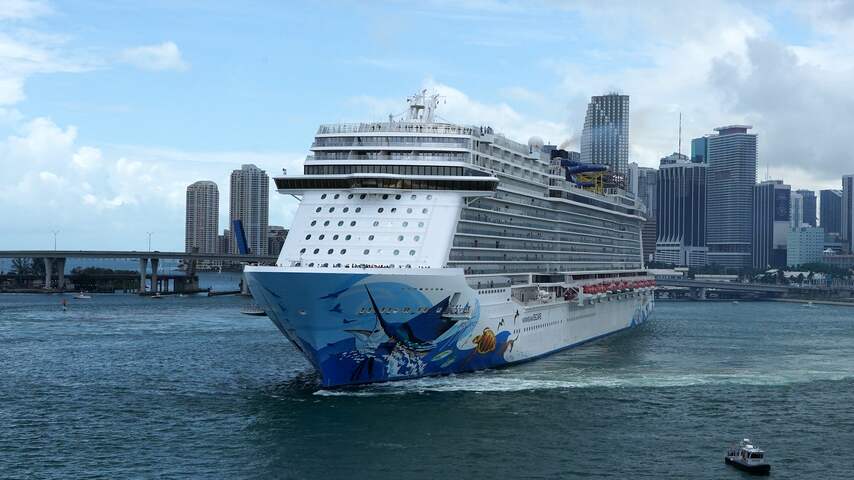 Groot cruiseschip Norwegian Escape onderweg naar Rotterdams scheepswerf ...