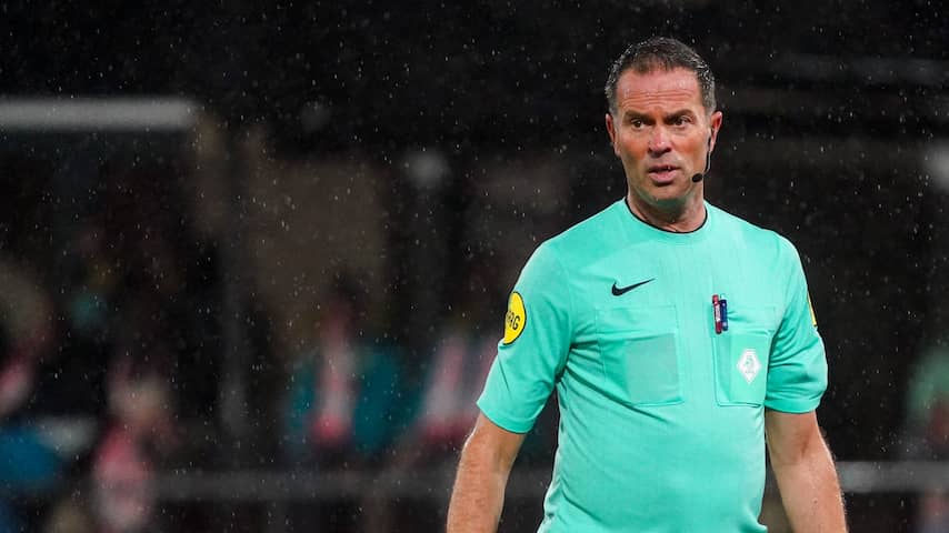 Geblesseerde arbiter Nijhuis mist rest van seizoen: 'Dat kan ik wel ...